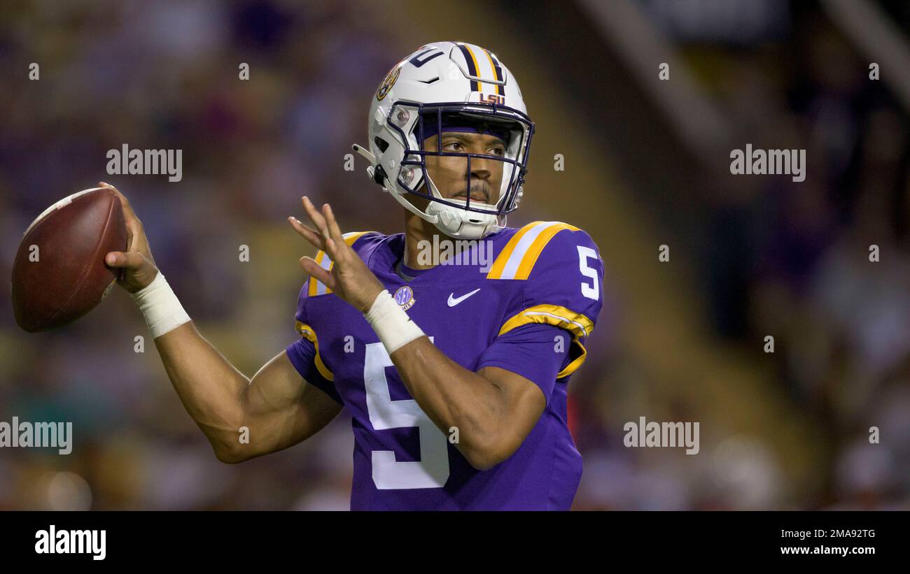 LSU quarterback Jayden Daniels (5) throws during an NCAA football game ...