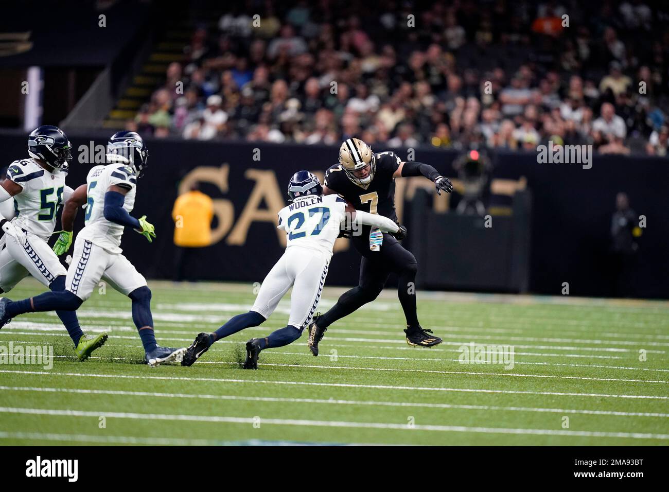 New Orleans Saints tight end Taysom Hill (7) carries for a first down ...