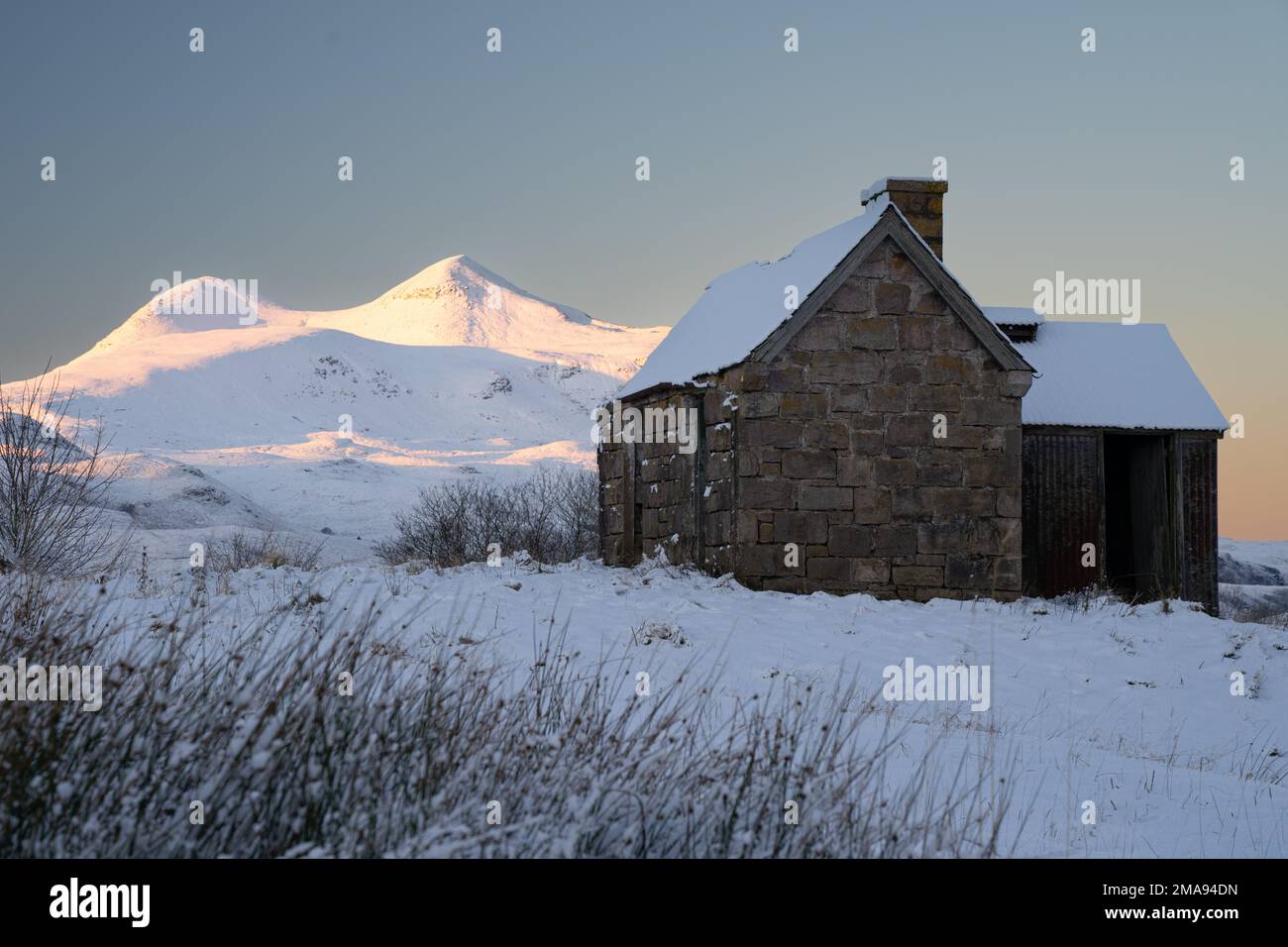 Scottish bothy grass roof hi-res stock photography and images - Alamy