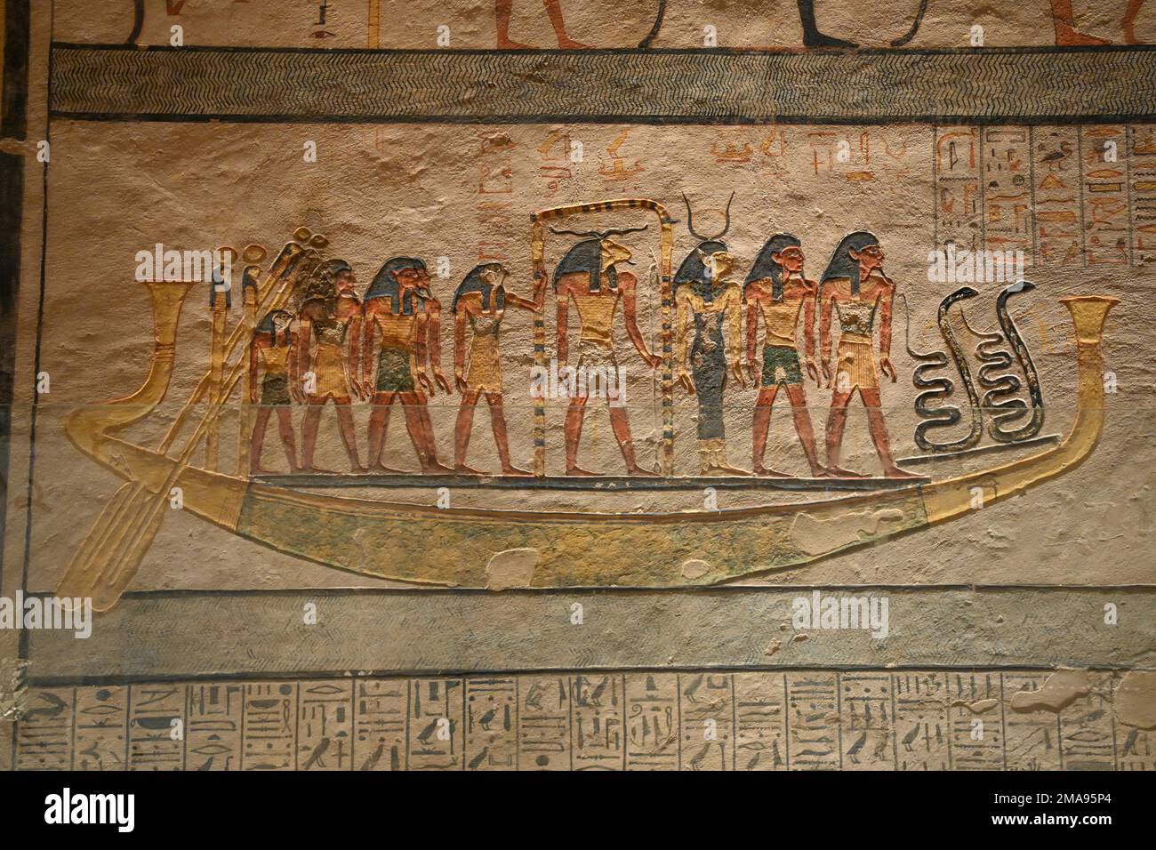 Gott Ra als widderköpfiger Mann in der Sonnenbarke im Amduat der 2 ...