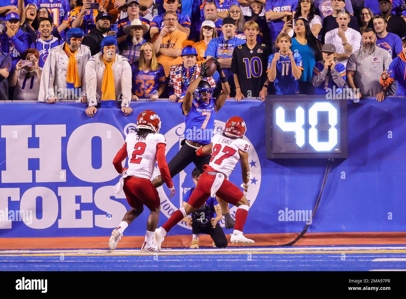 Boise State wide receiver Latrell Caples (7) tries to pull in the ball ...