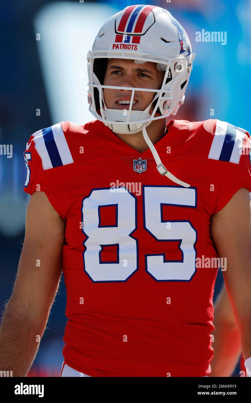 New England Patriots tight end Hunter Henry warms up prior to an NFL ...
