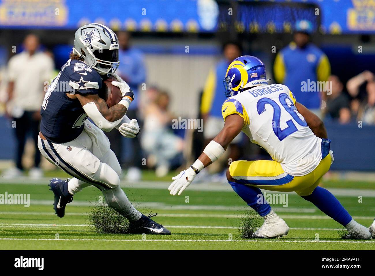 Dallas Cowboys running back Ezekiel Elliott (21) runs the ball as Los ...