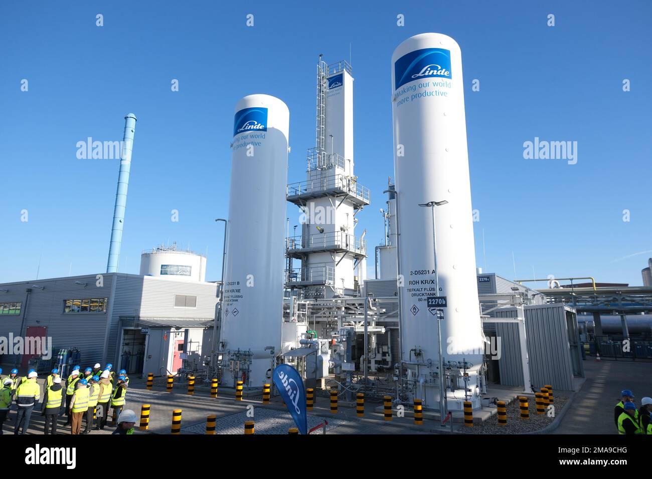 Leuna, Germany. 19th Jan, 2023. A krypton-xenon plant of the chemical ...