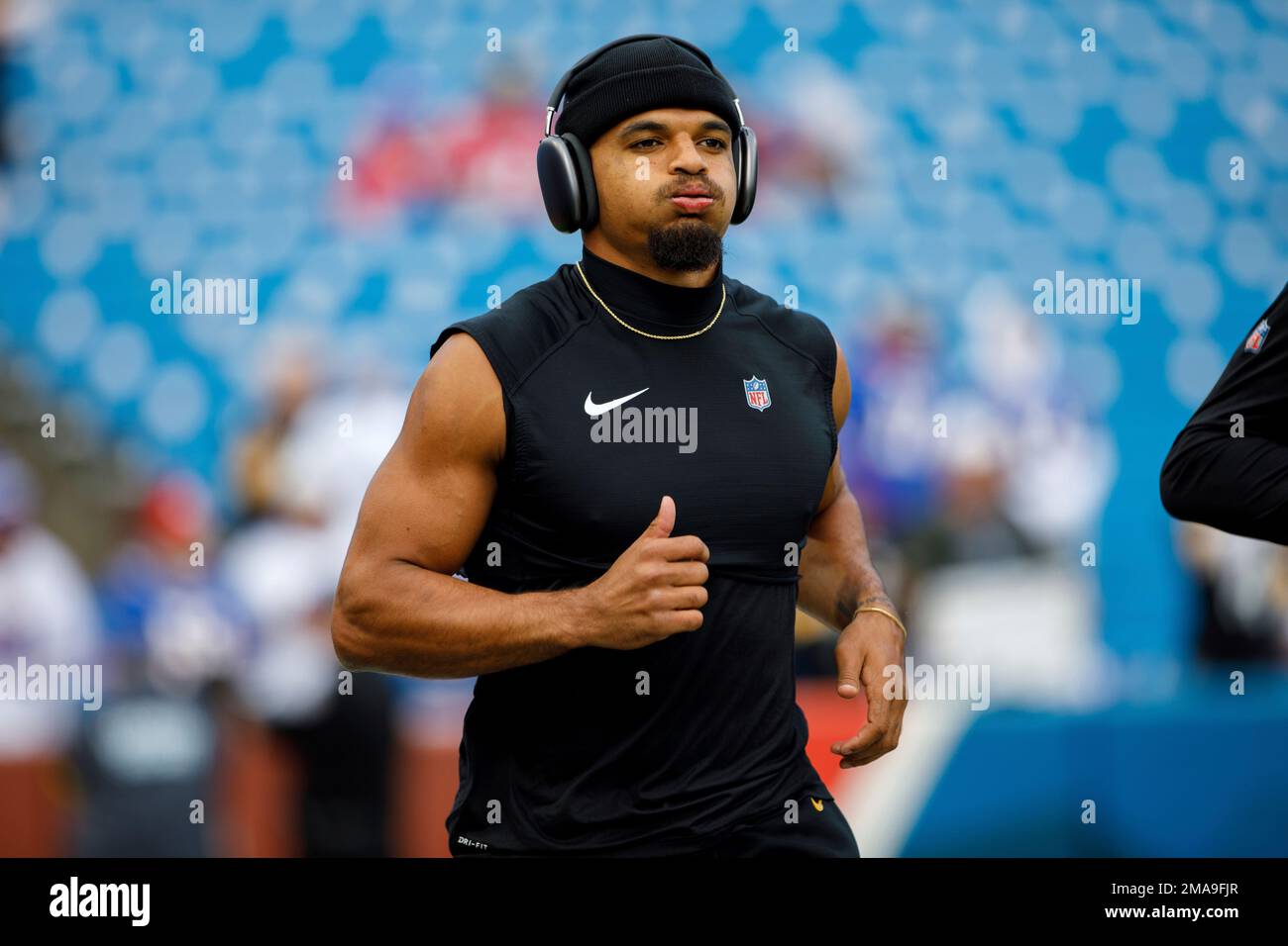 Pittsburgh Steelers safety Minkah Fitzpatrick (39) warms up before an ...
