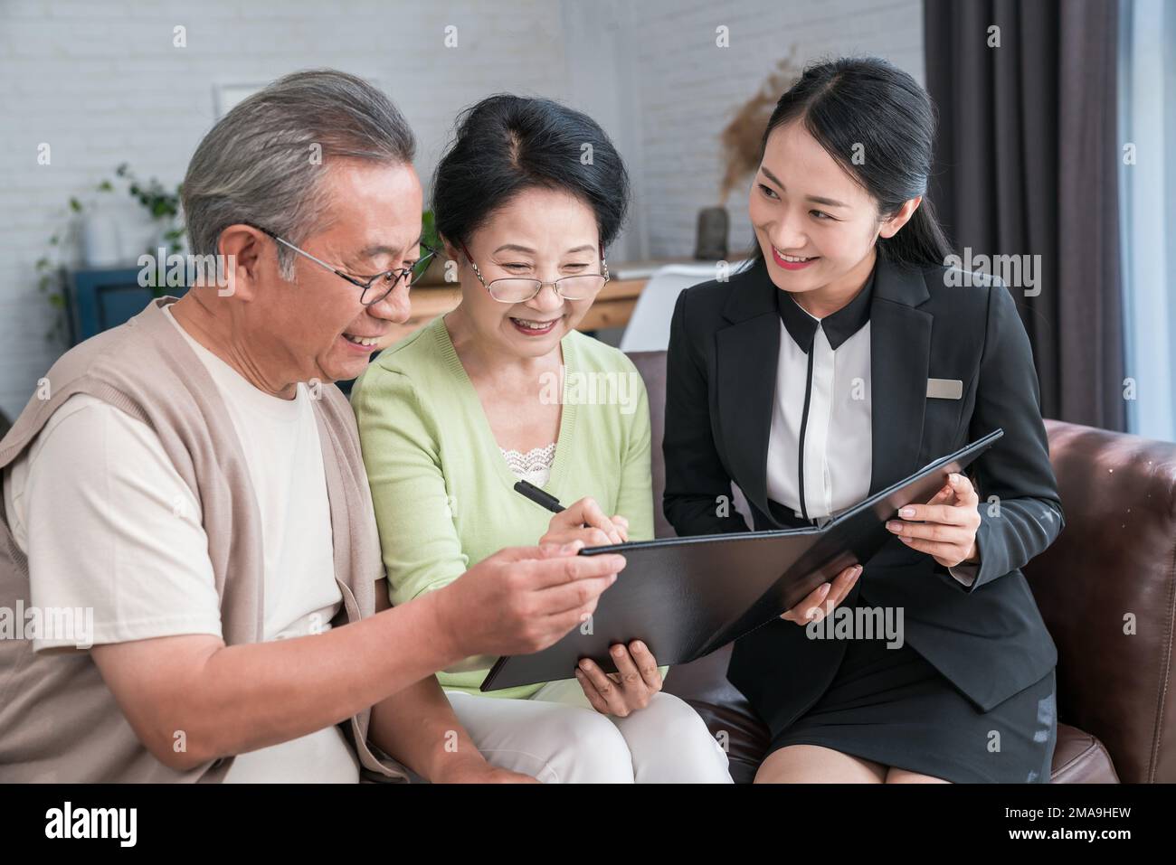 A young woman to introduce products to an old couple Stock Photo - Alamy