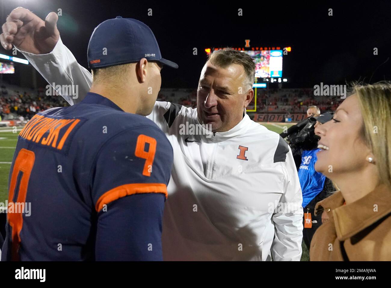 Illinois head coach Bret Bielema hugs quarterback Artur Sitkowski as ...