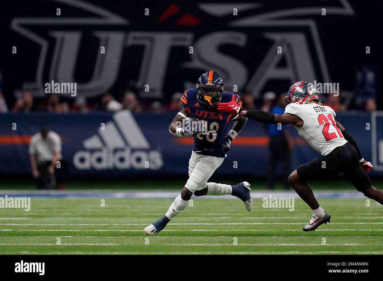 UTSA running back Trelon Smith (28) runs past Western Kentucky ...
