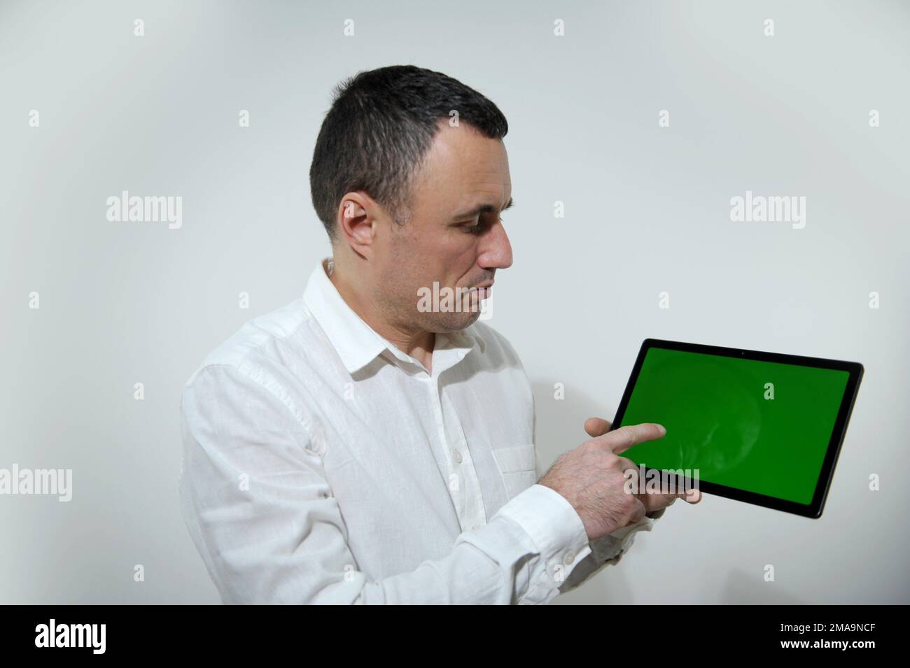 Man looks green screen tablet hi-res stock photography and images - Alamy
