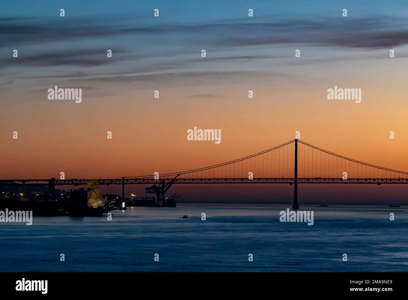 25 april bridge silhouette hi-res stock photography and images - Alamy