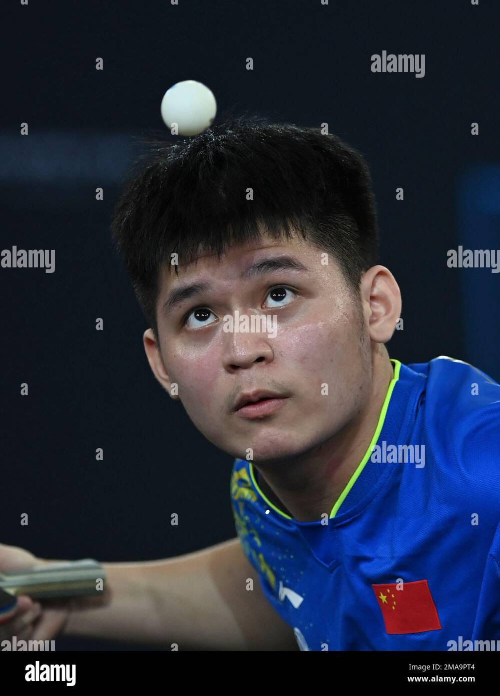 (230119) -- DOHA, Jan. 19, 2023 (Xinhua) -- Lin Shidong competes during ...