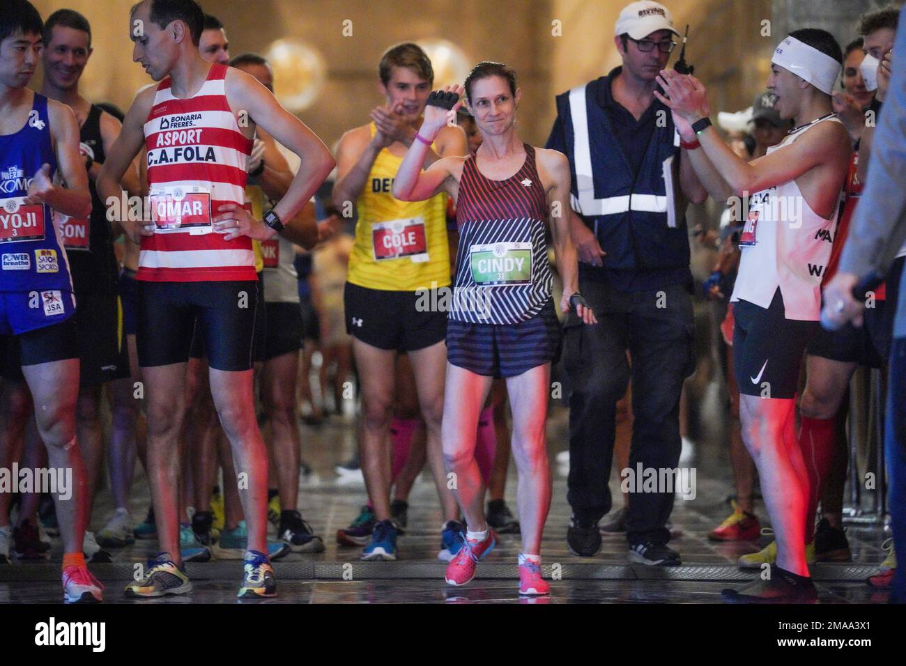 Elite runner Cindy Harris, center, from Indianapolis, Ind., acknowledge ...
