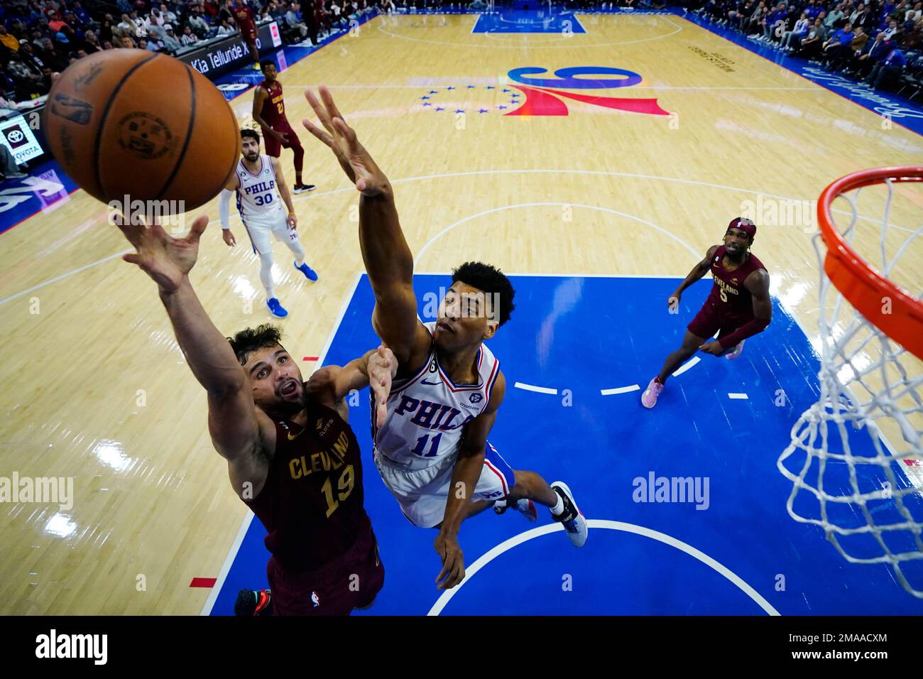 Cleveland Cavaliers' Raul Neto, left, goes up for a shot against ...