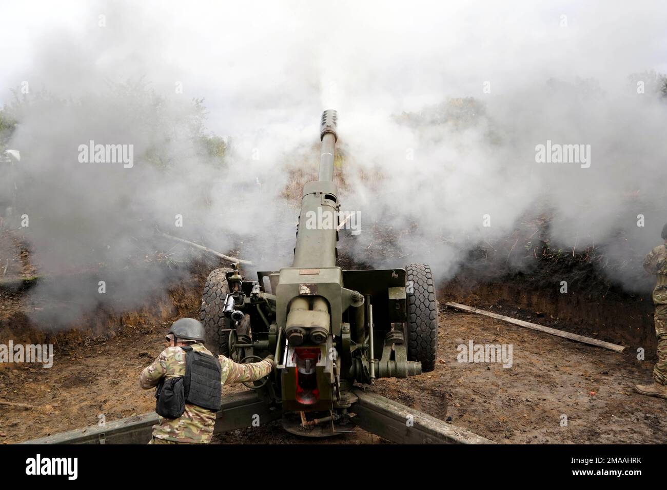 Ukrainian soldiers fire, on the front line in the Kharkiv region ...