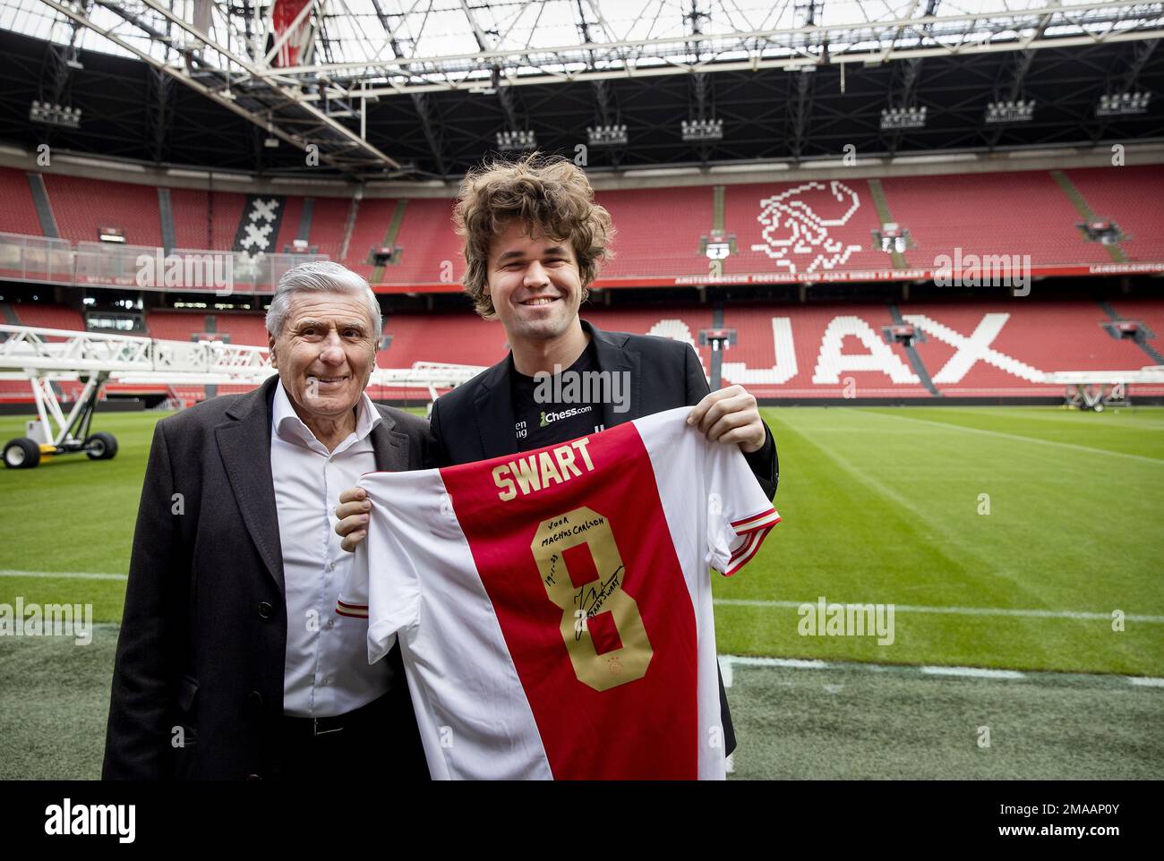 AMSTERDAM - Sjaak Swart and Magnus Carlsen (R) prior to the fifth round ...