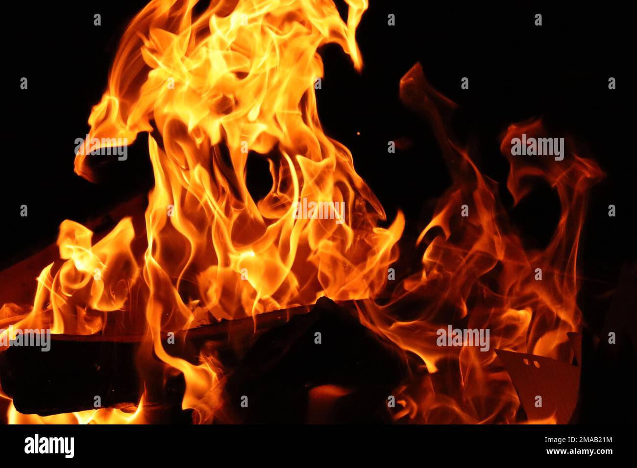 Flames flickering hi-res stock photography and images - Alamy