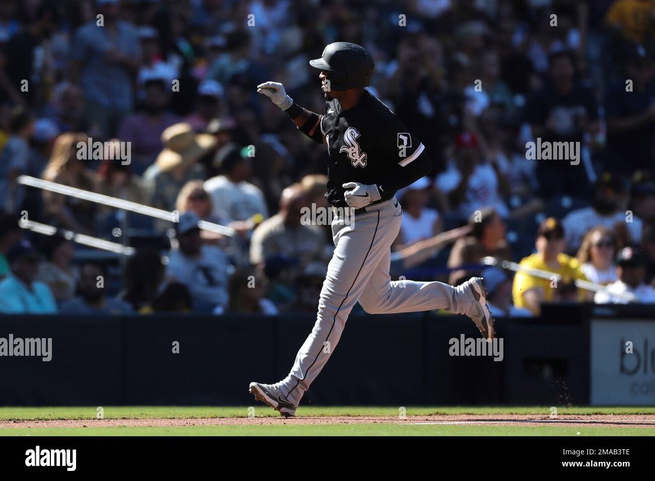 Chicago White Sox's Elvis Andrus, makes a hand gesture as he runs the ...