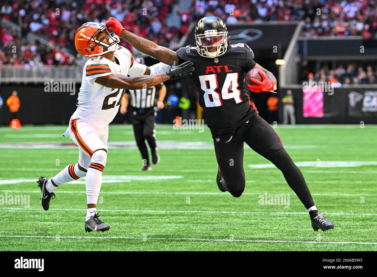 Atlanta Falcons running back Cordarrelle Patterson (84) runs for a ...