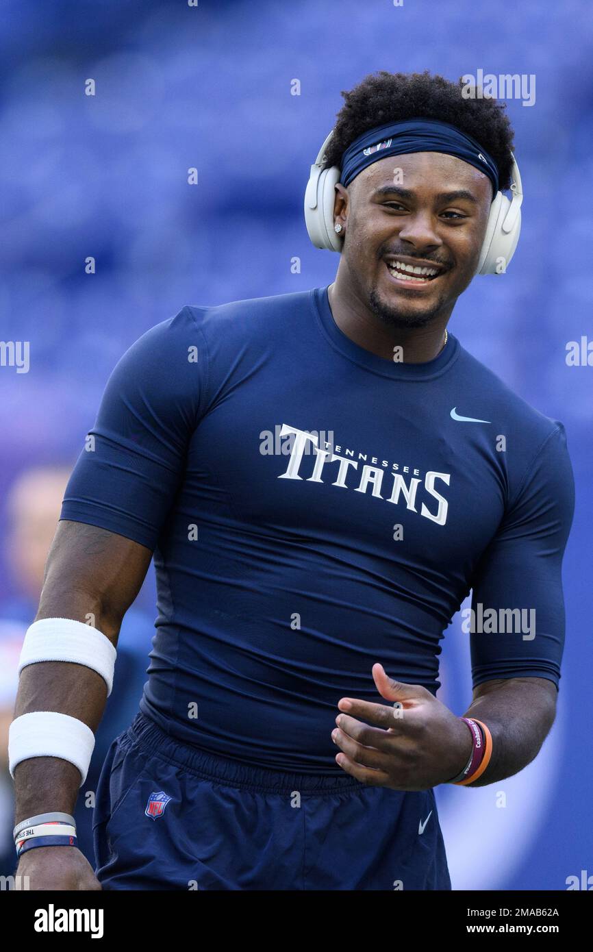 Tennessee Titans quarterback Malik Willis (7) warms up on the field ...