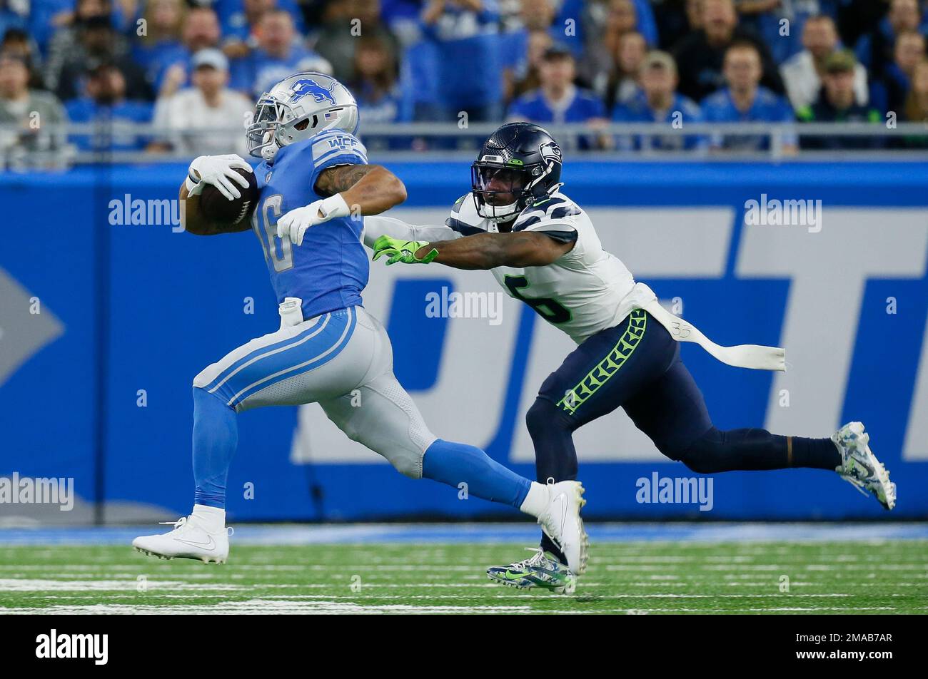 Detroit Lions running back Craig Reynolds (46) is pursued by Seattle ...