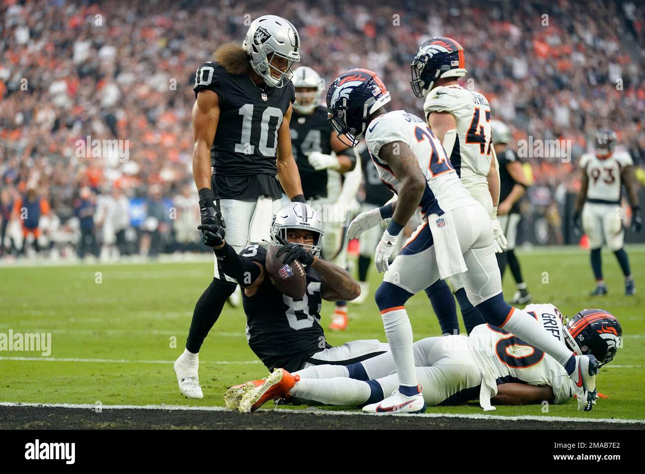 Las Vegas Raiders tight end Darren Waller (83) signals for a first down ...