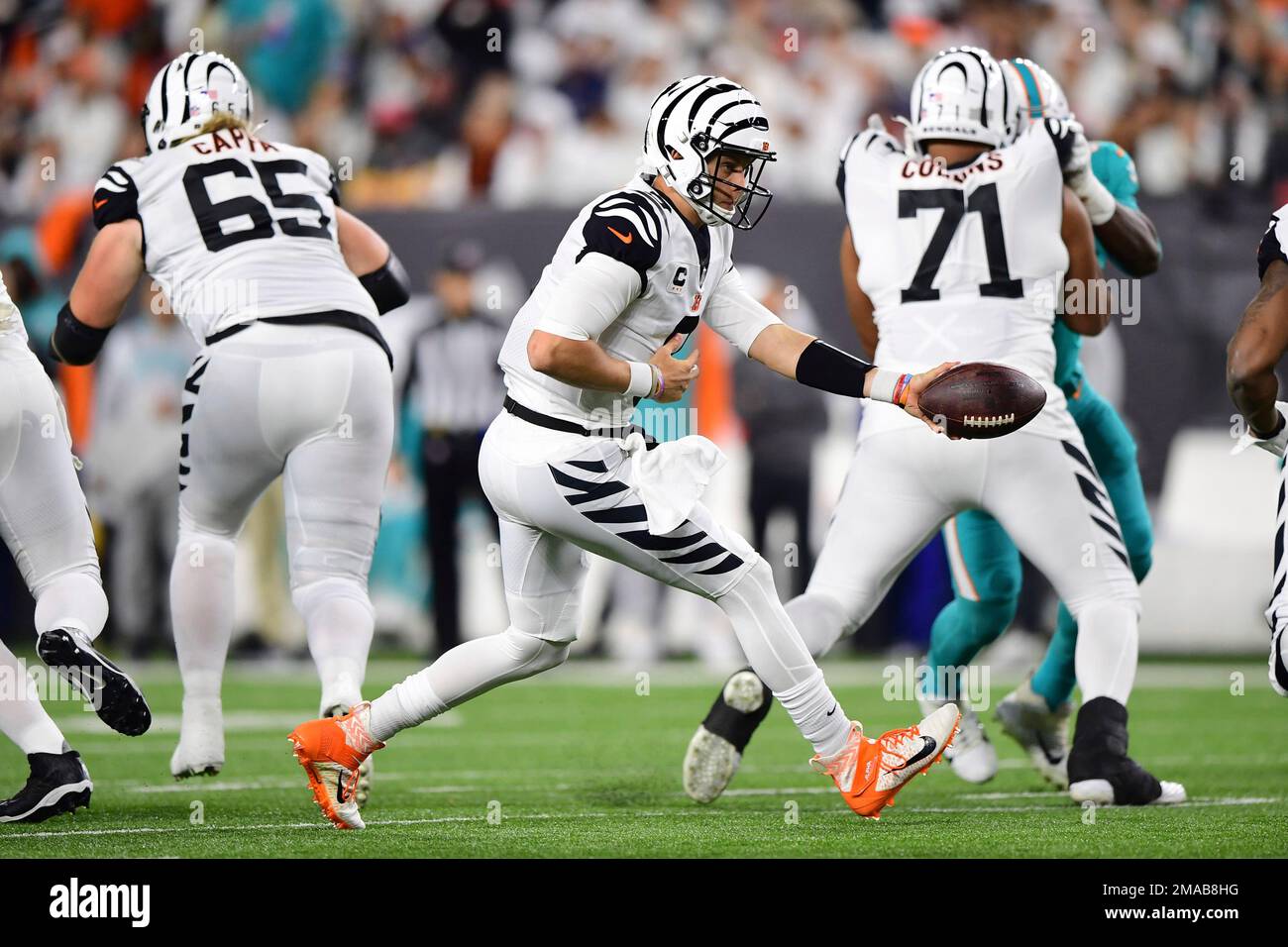 Cincinnati Bengals quarterback Joe Burrow (9) hands off the ball during ...