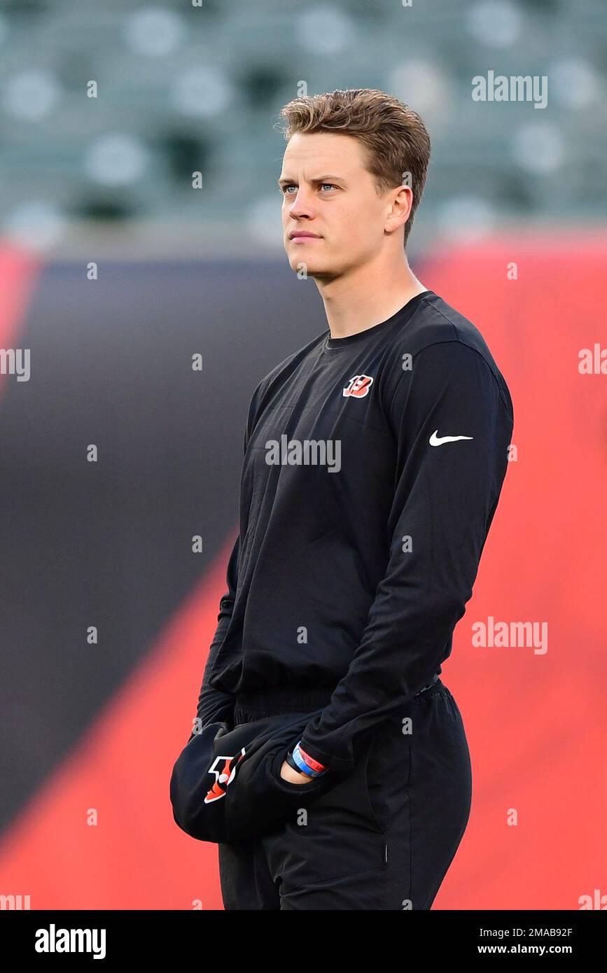 Cincinnati Bengals quarterback Joe Burrow (9) looks on during warm ups ...