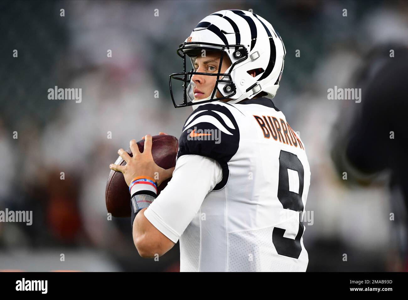 Cincinnati Bengals quarterback Joe Burrow (9) warms up before an NFL ...