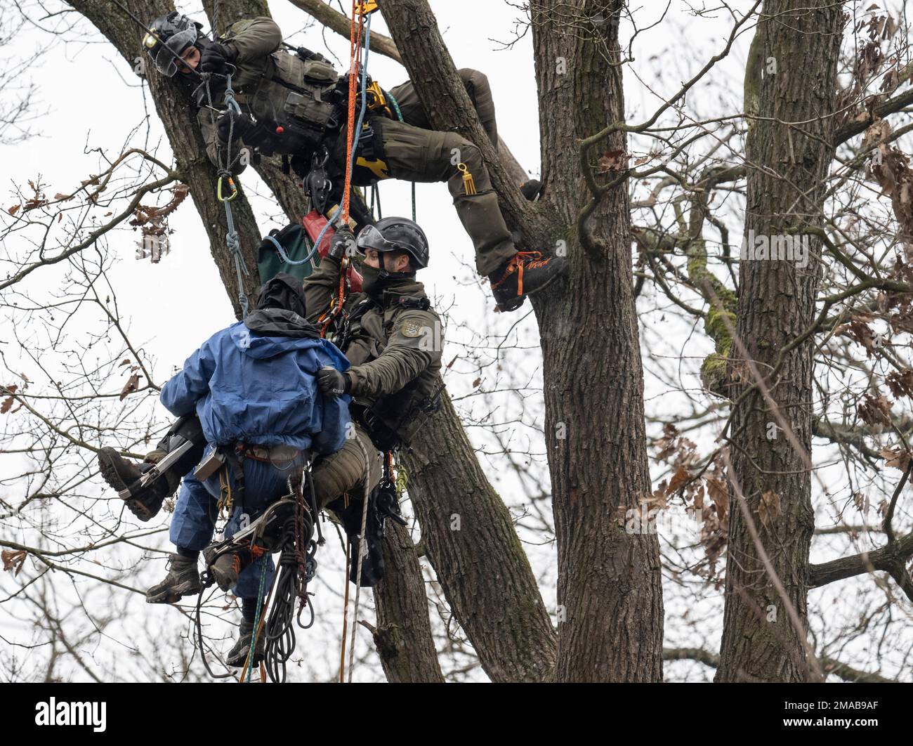 Hessen, Germany. 19 January 2023, Hessen, Frankfurt/Main: Officers of a ...