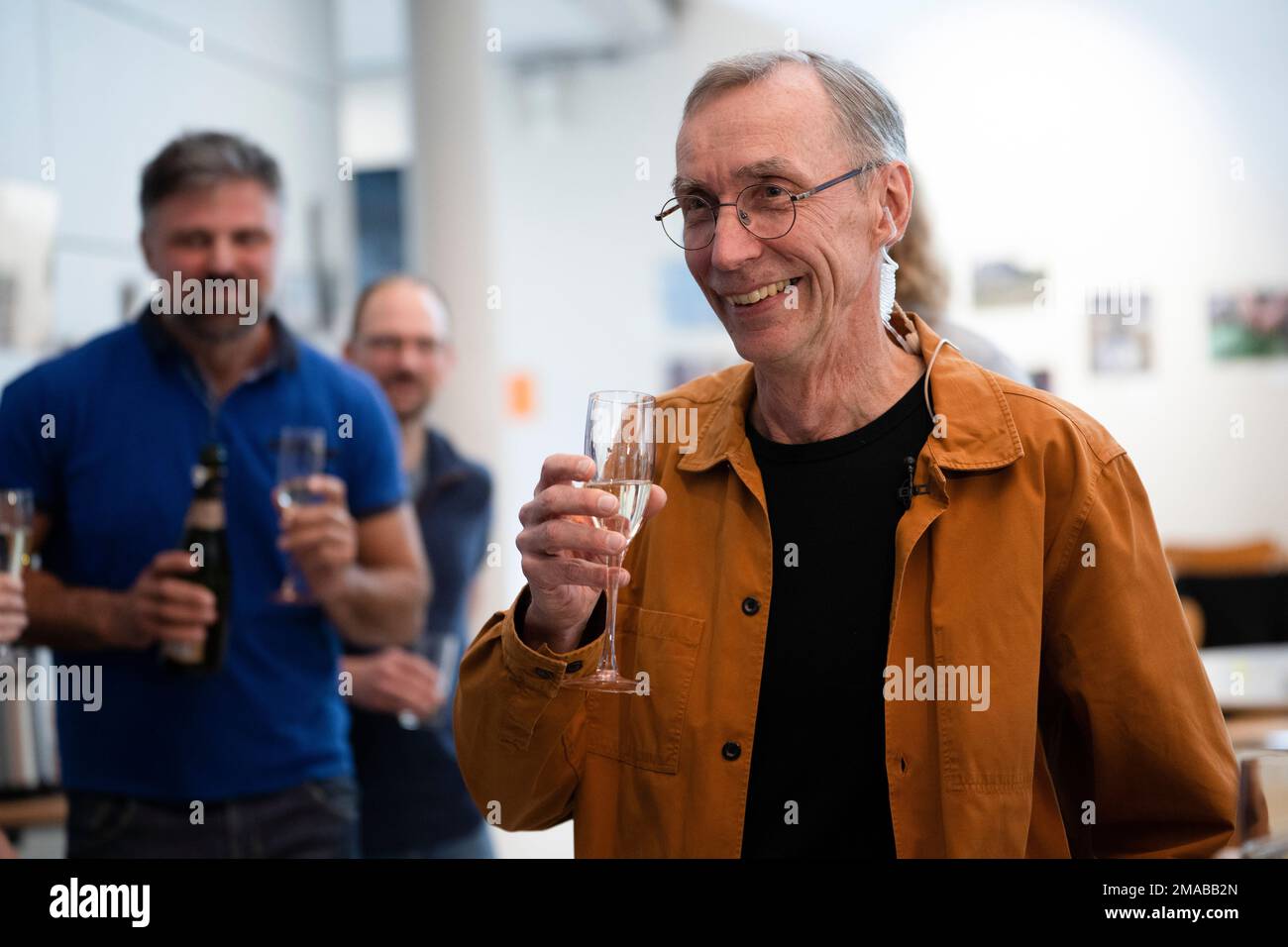 Swedish scientist Svante Paabo celebrates after a press conference at ...