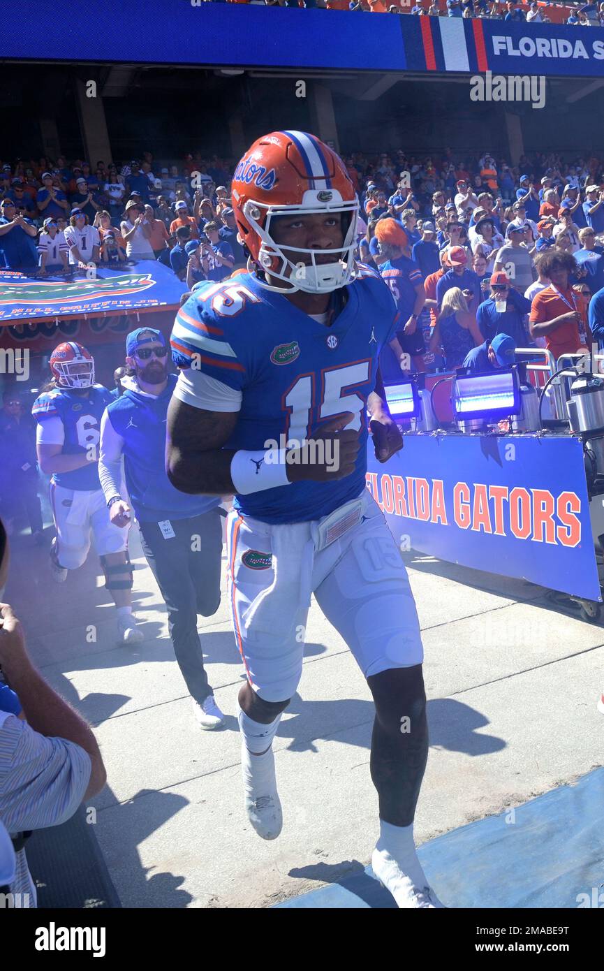 Florida quarterback Anthony Richardson (15) runs onto the field before ...