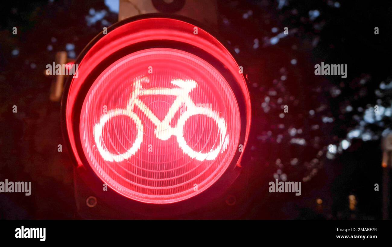 29.09.2022, Germany, Bremen, Bremen - Bicycle traffic light on red ...