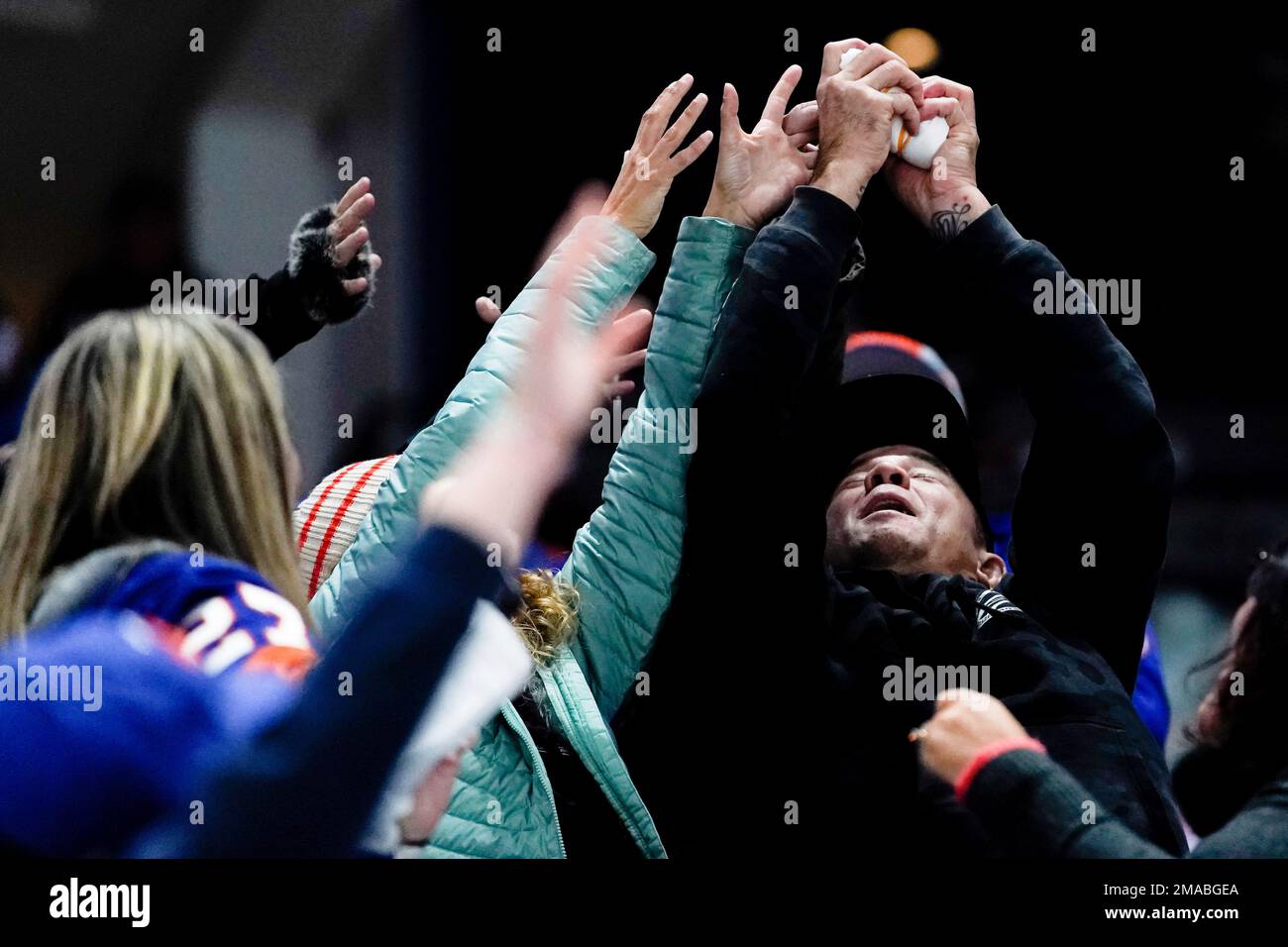 New York Islanders fans fight for a free t-shirt while celebrating the ...