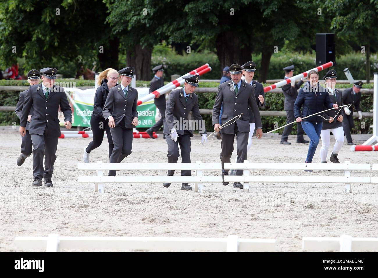 29.05.2022, Germany, Saxony, Graditz - The stud staff is working hard ...