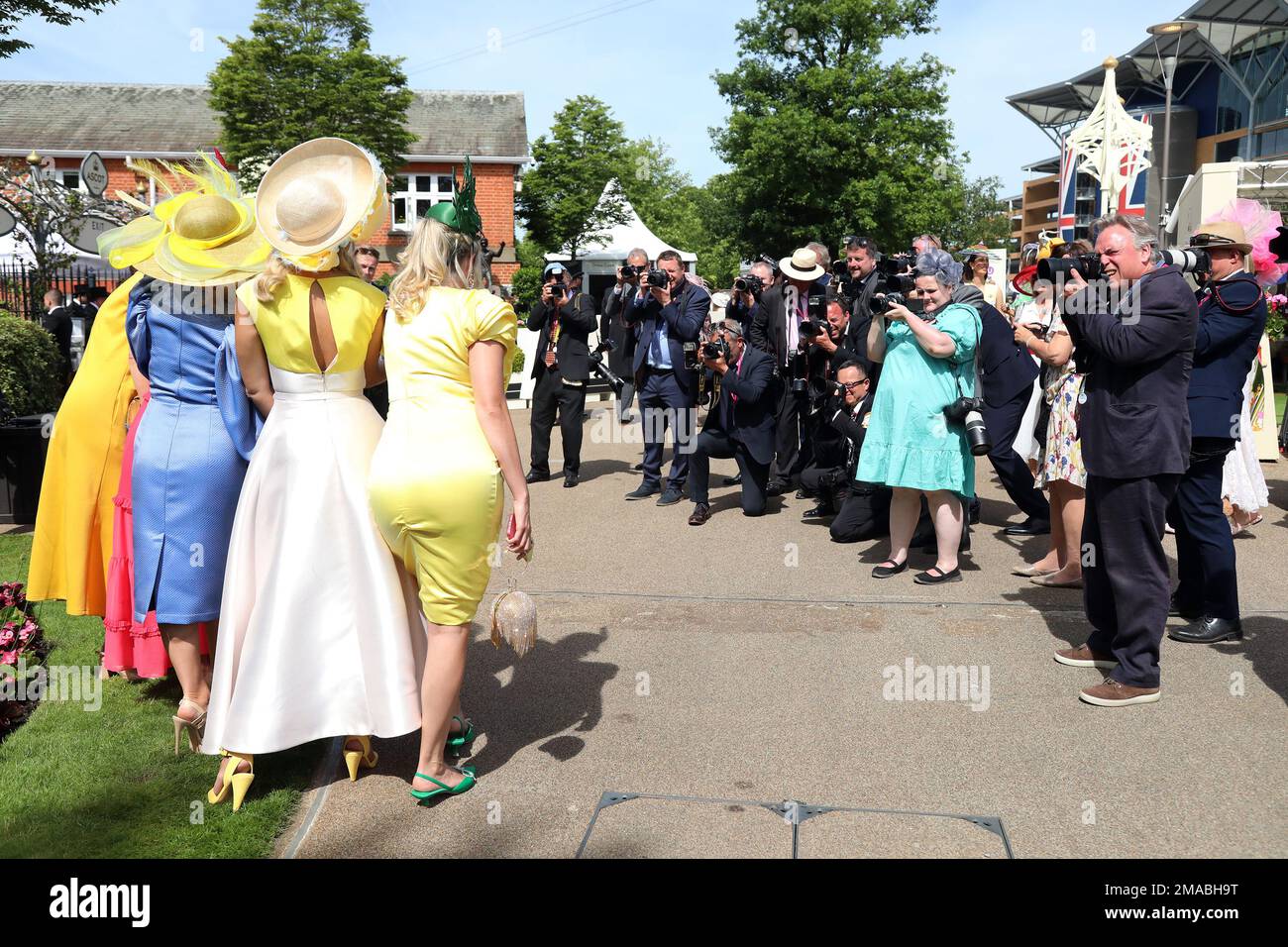 16.06.2022, Great Britain, Windsor, Ascot - Ladies Day, Fashion: Women ...