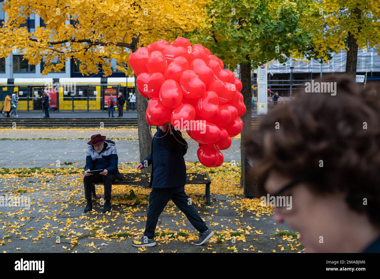 22.10.2022, Germany, , Berlin - Red, heart-shaped balloons with the ...