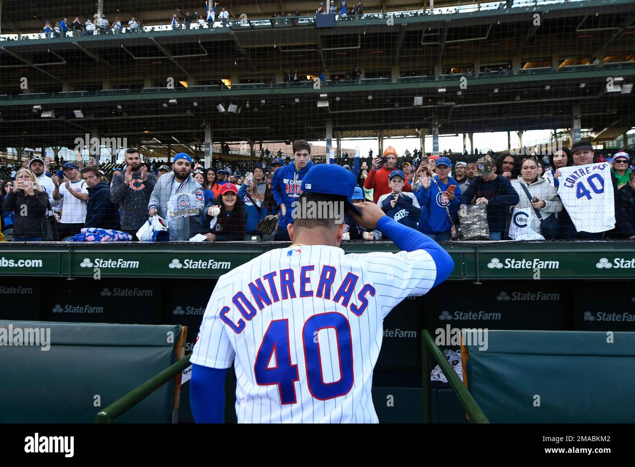 Chicago Cubs' Willson Contreras tips his hat to the fans after a ...