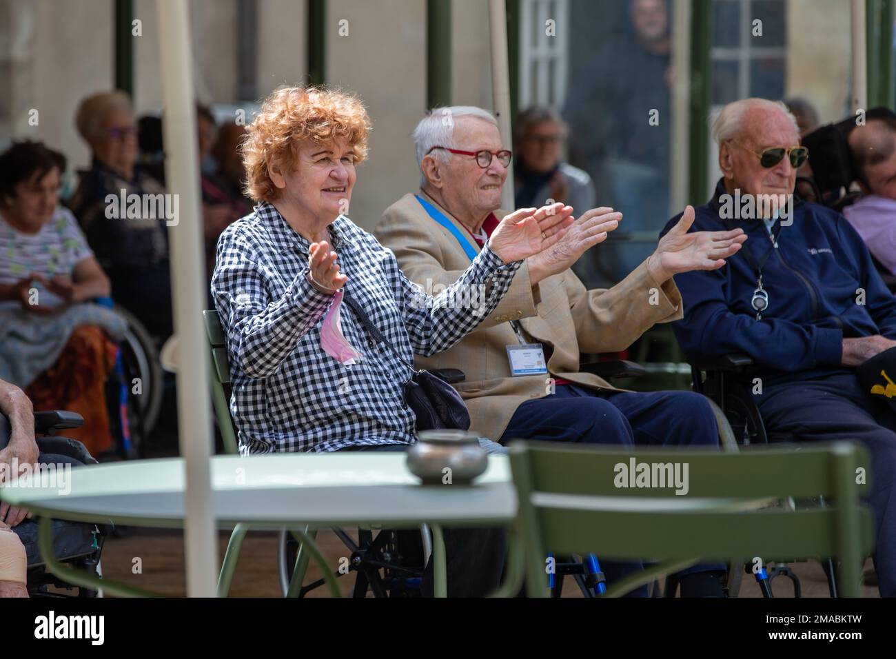 War veterans clap hi-res stock photography and images - Alamy