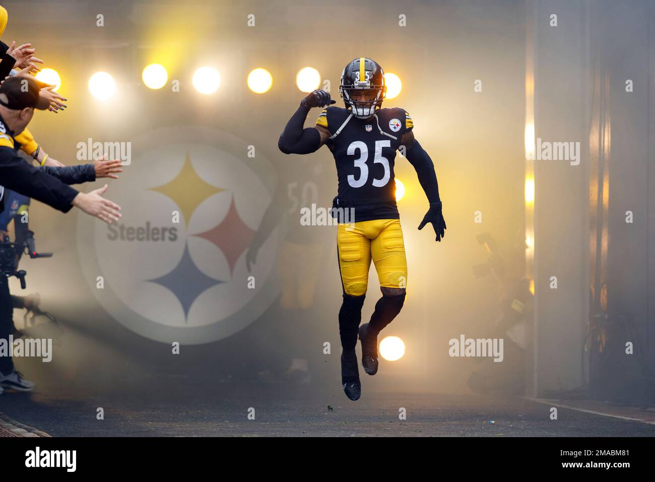 Pittsburgh Steelers cornerback Arthur Maulet (35) is announced before ...
