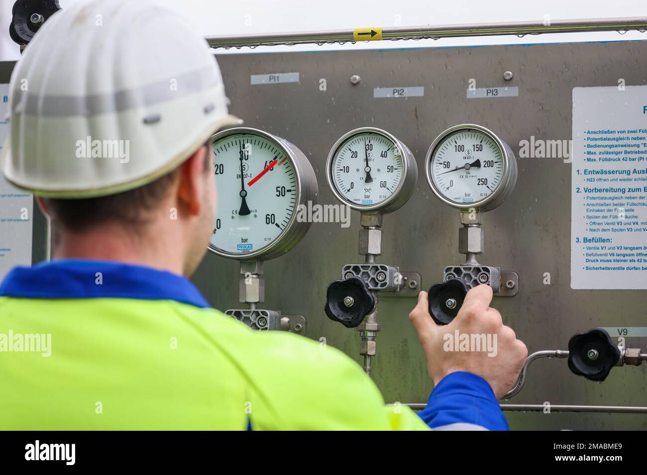 20.10.2022, Germany, North Rhine-Westphalia, Holzwickede - Natural gas ...