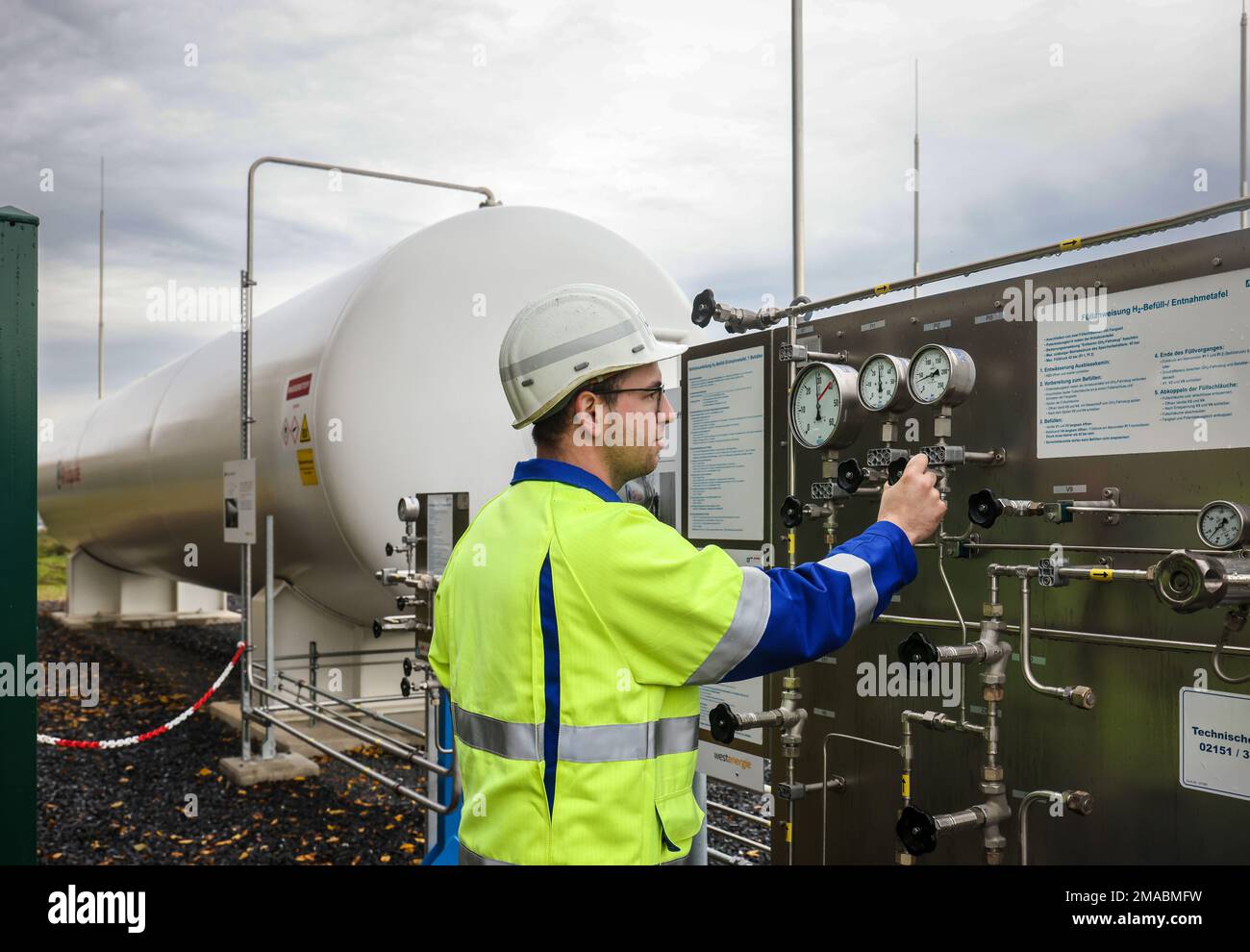 20.10.2022, Germany, North Rhine-Westphalia, Holzwickede - Natural gas ...