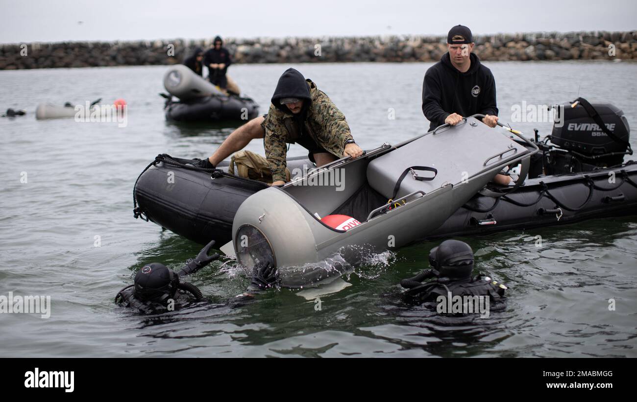U.S. Marines with 1st Reconnaissance Battalion, Alpha Company, 13th ...