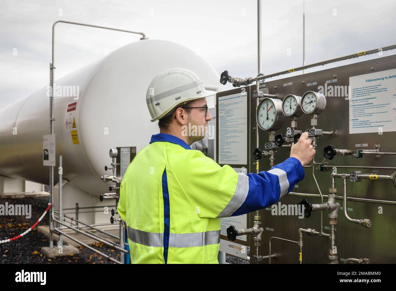 20.10.2022, Germany, North Rhine-Westphalia, Holzwickede - Natural gas ...