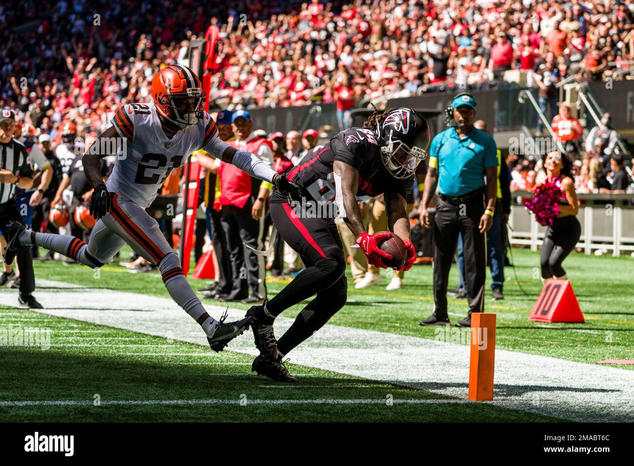 Atlanta Falcons running back Cordarrelle Patterson (84) scores a ...