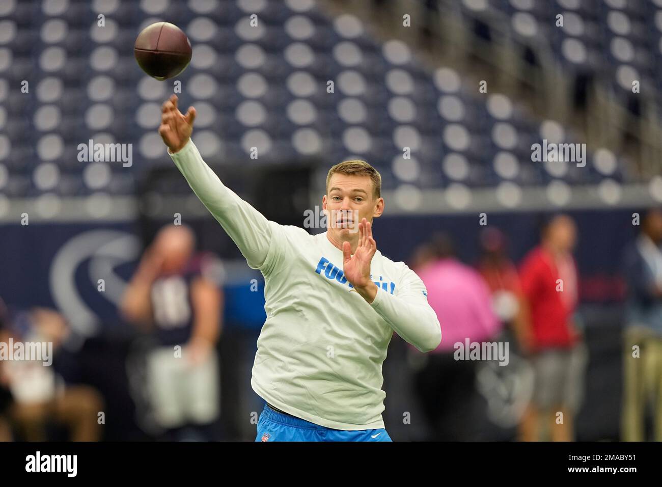 Los Angeles Chargers quarterback Easton Stick (2) throws before an NFL ...
