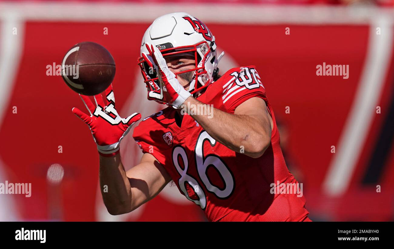Utah tight end Dalton Kincaid (86) warms up before their NCAA college ...