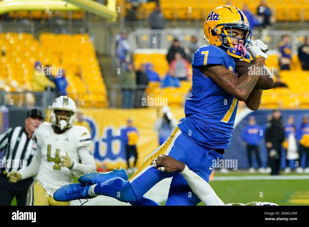 Pittsburgh wide receiver Jaden Bradley (7) makes a touchdown catch ...