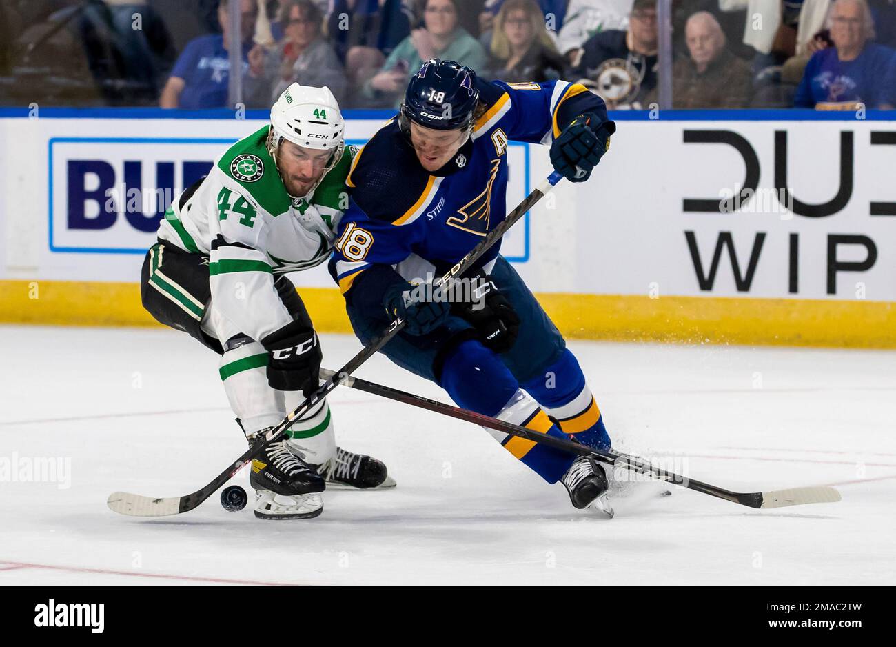 St. Louis Blues center Robert Thomas (18) attempts to edge around ...