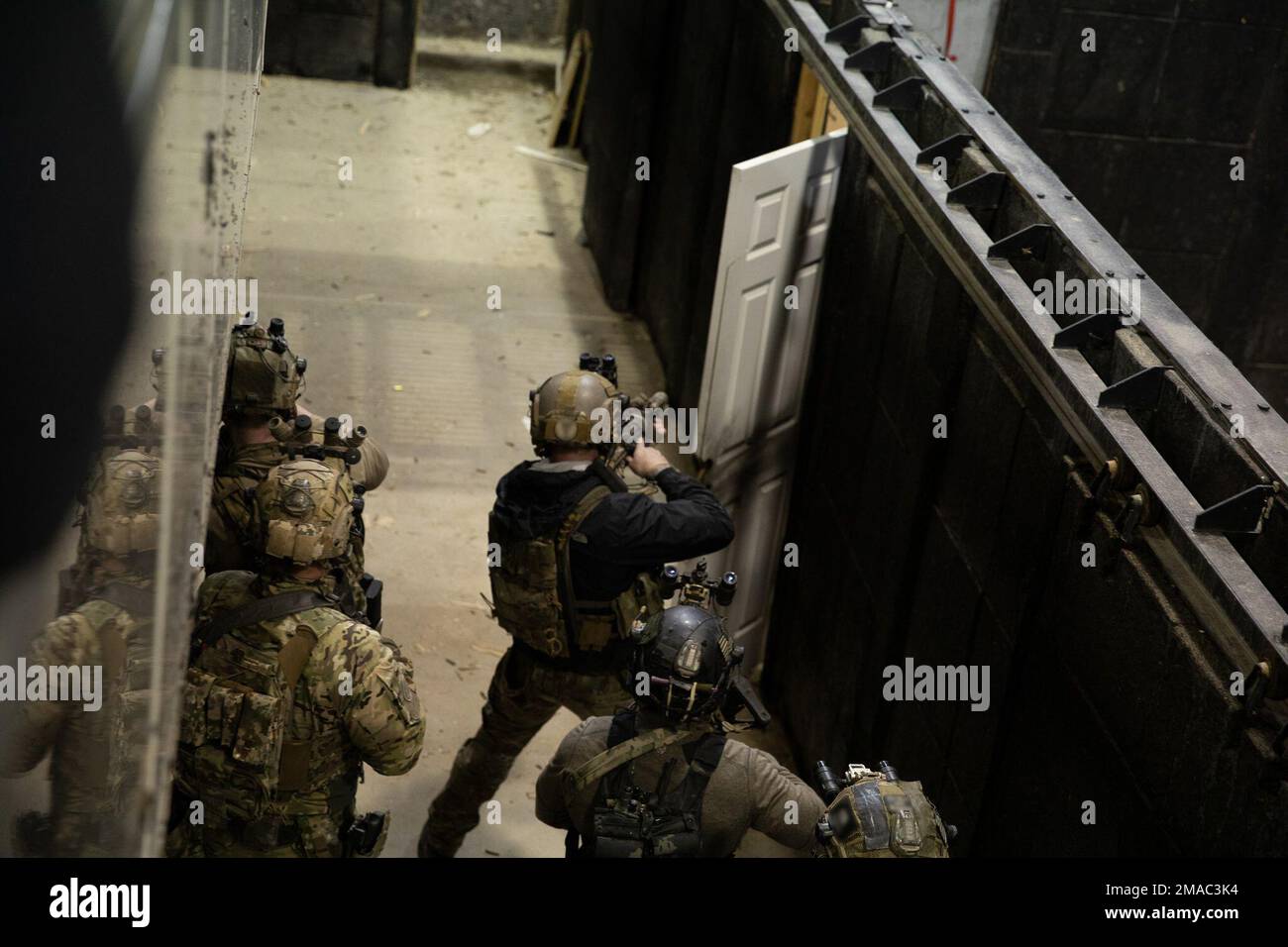 Green Berets assigned to 2nd Battalion, 10th Special Forces Group ...