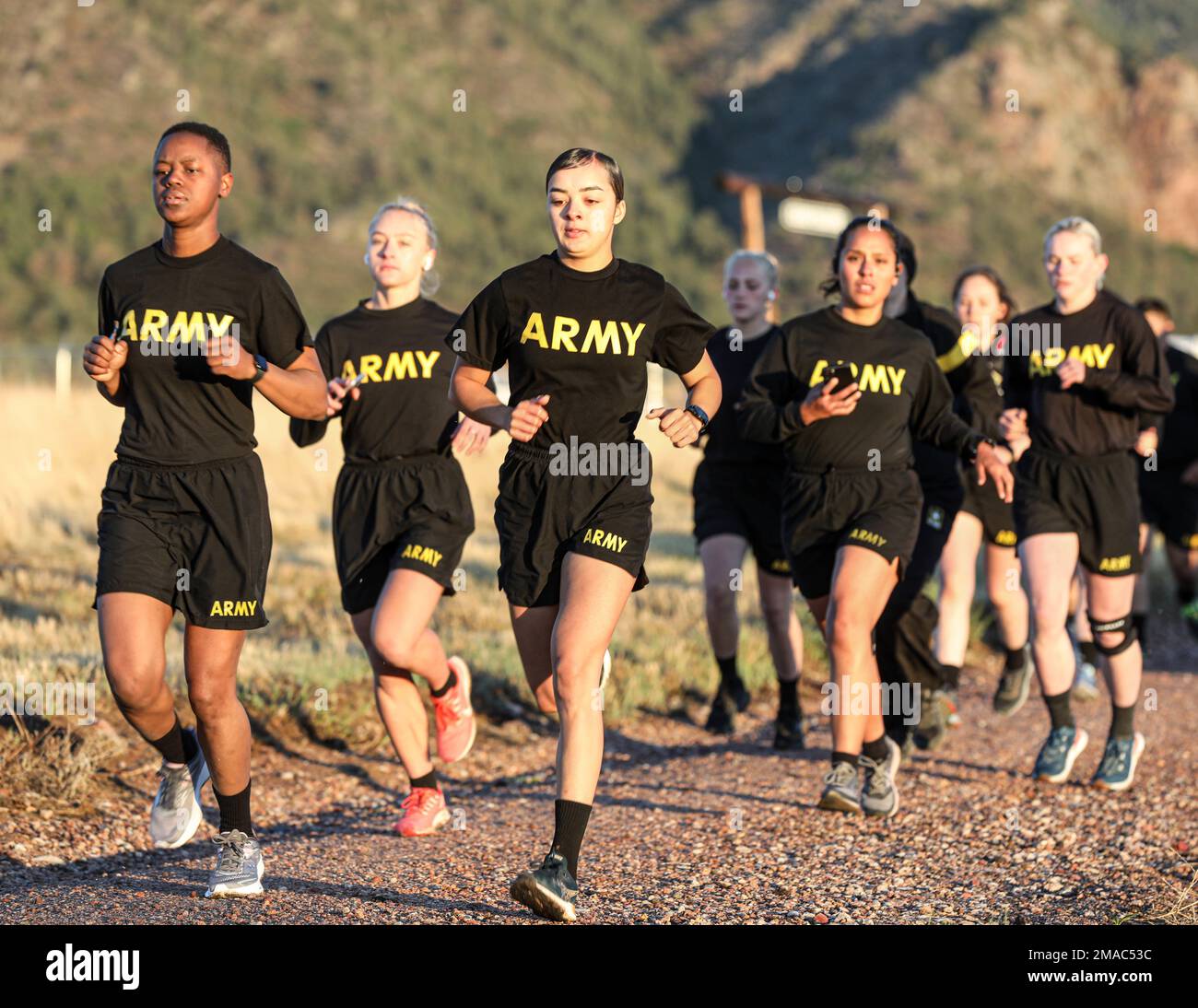Soldiers assigned to the 4th Infantry Division begin the Ivy 10-miler ...